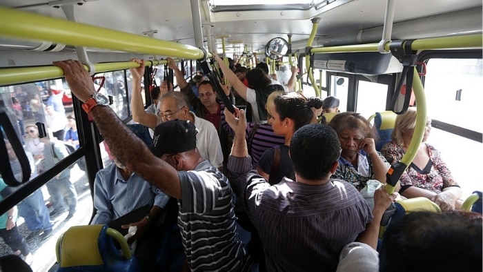 SP: Ônibus é lotado, não respeita partidas e tem idade acima da média ...
