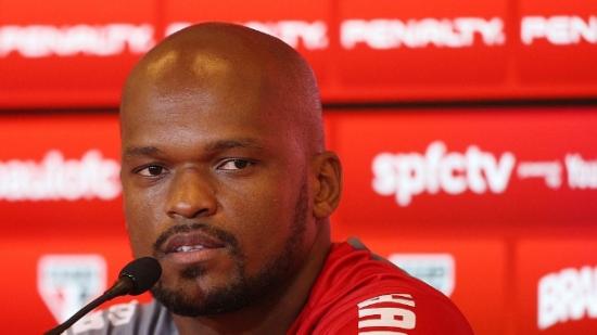 Edson Silva celebra sequência como titular do São Paulo