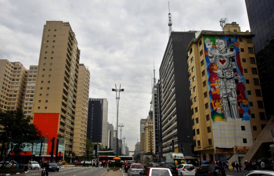 Artista pinta grafite de 36 metros de altura em prédio na Paulista ...