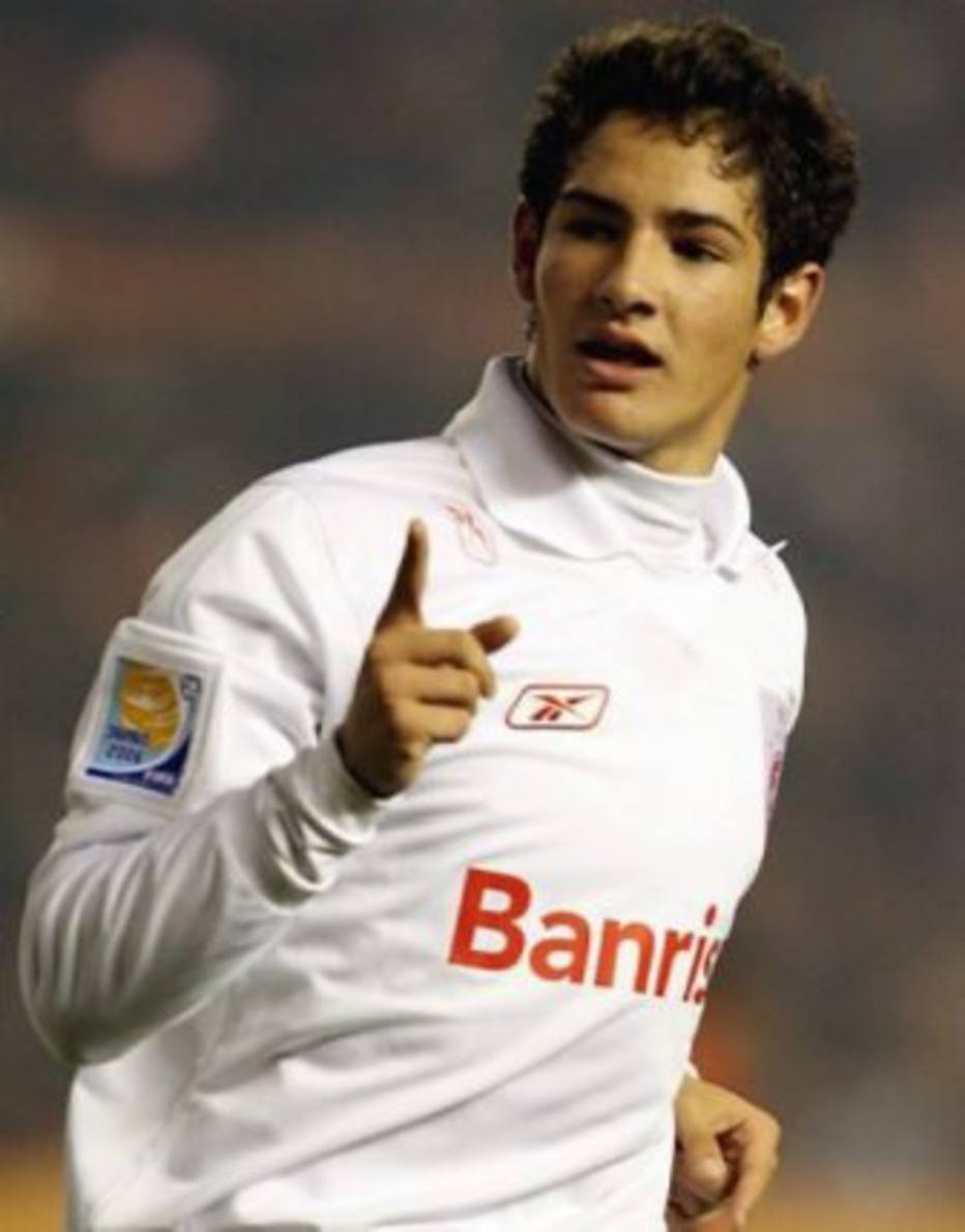 Alexandre Pato celebra boa fase no São Paulo tocando piano. Veja ...