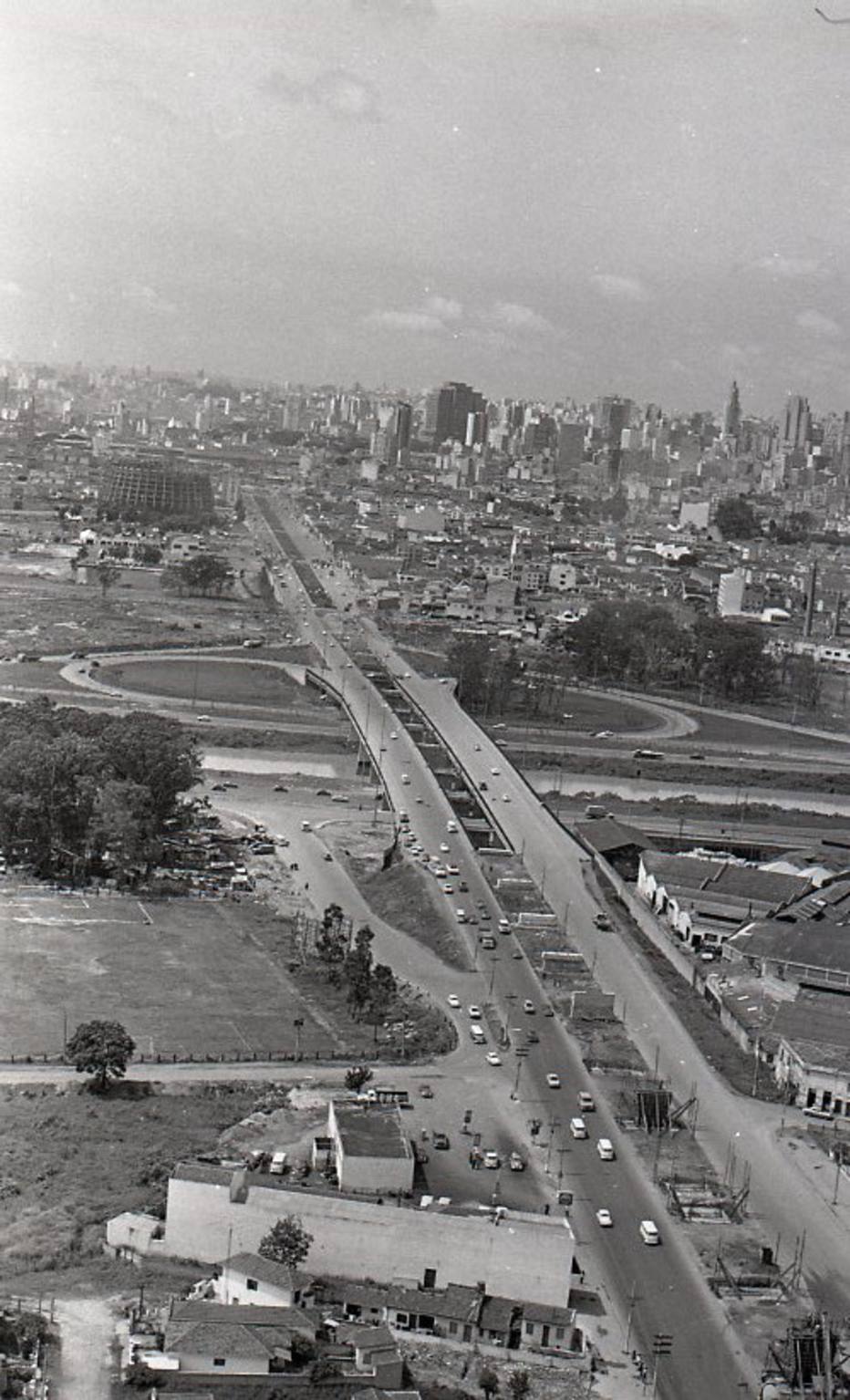 Uma viagem aérea pela Marginal Tietê em 1972 - Acervo - Estadão