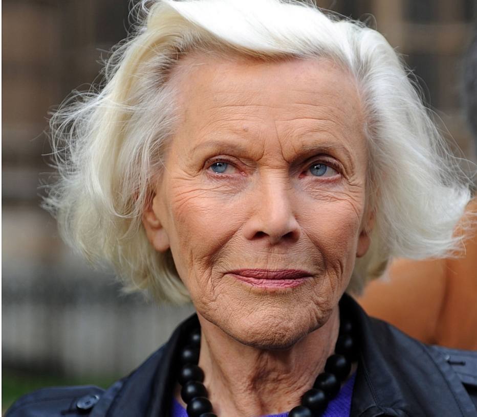 Morre aos 94 anos a atriz Honor Blackman, ícone bond girl de '007 ...