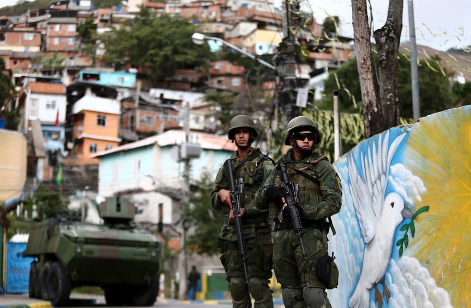Suspeito é Morto Em Troca De Tiros Com Militares Em Favela De