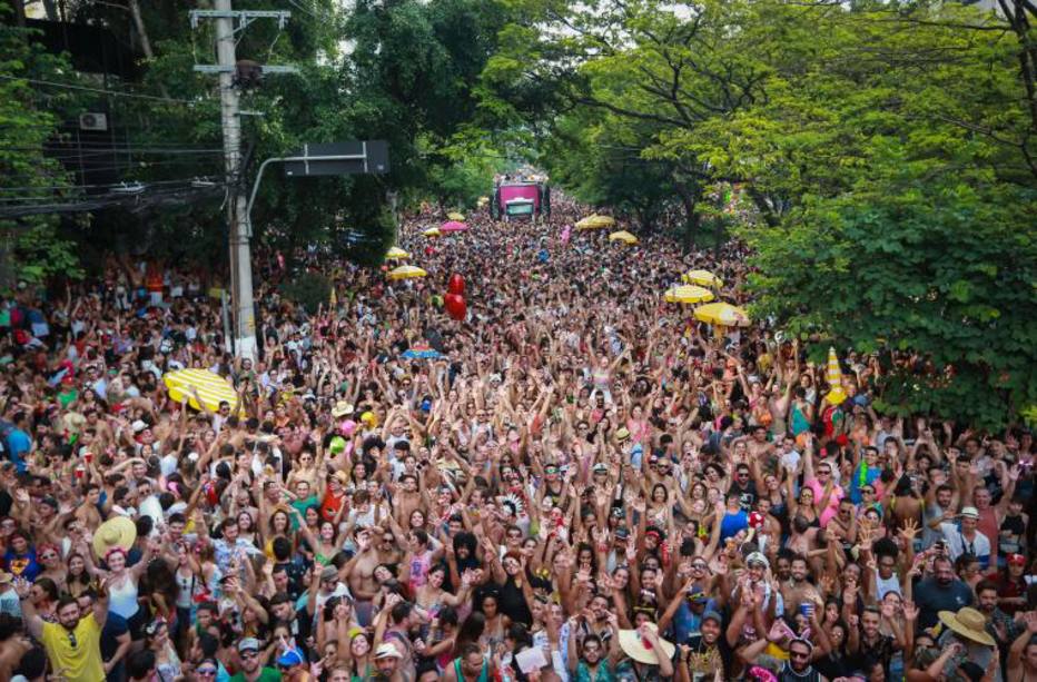 Blocos pré-carnaval atraem foliões em São Paulo - Cidades - Estadão