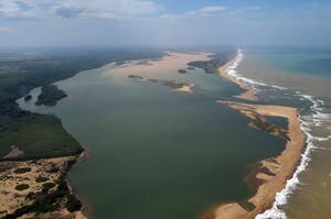 Lama muda a cor do mar na foz do Rio Doce - Brasil - Estadão
