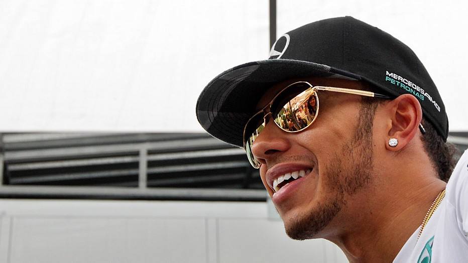 Campeão, Hamilton diz que espera ser ainda melhor em 2015 - Esportes ...