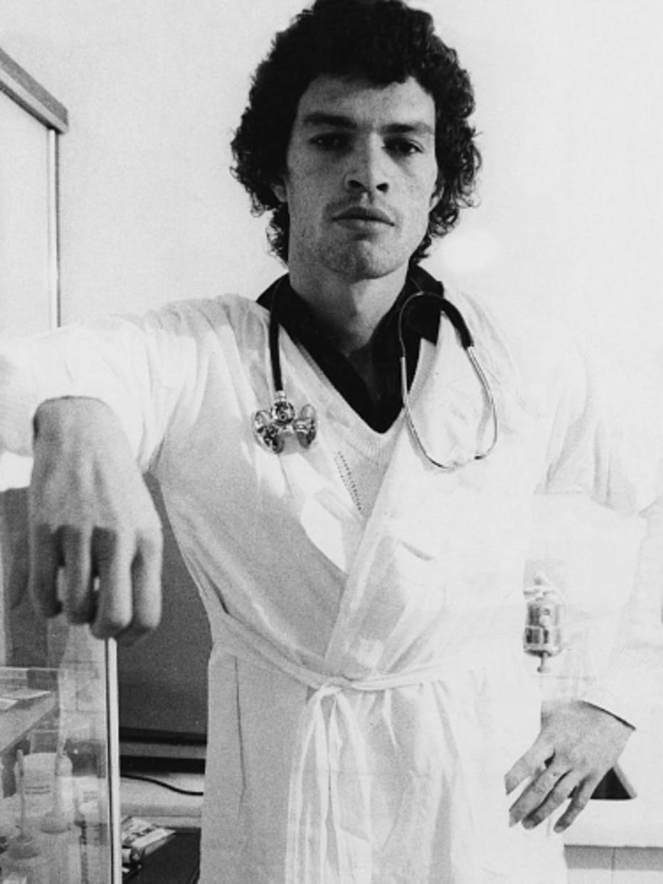 Sócrates conseguiu se formar em Medicina e por isso ganhou o apelido de ...