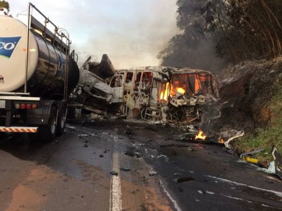Acidente Entre ônibus E Caminhão Deixa 20 Mortos No Paraná Brasil