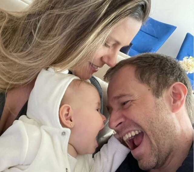 Filha De Tiago Leifert E Daiana Garbin Tem Câncer Raro Nos Olhos