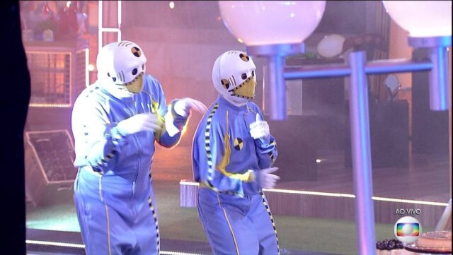‘bbb 21 Boninho Se Veste De Dummy E Dança Na Festa Top 8 Emais