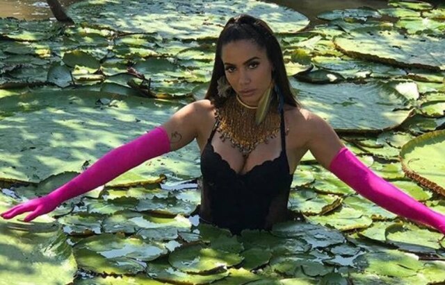 Figurino do novo clipe de Anitta vira piada nas redes sociais - Emais ... Figurino do novo clipe de Anitta vira piada nas redes sociais - Emais ...